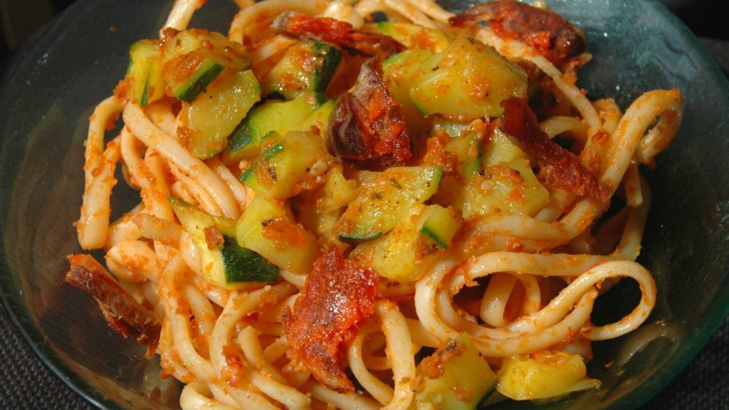 Linguine à la basque : chorizo et sauce basque SAKARI - Cuisine des Basques